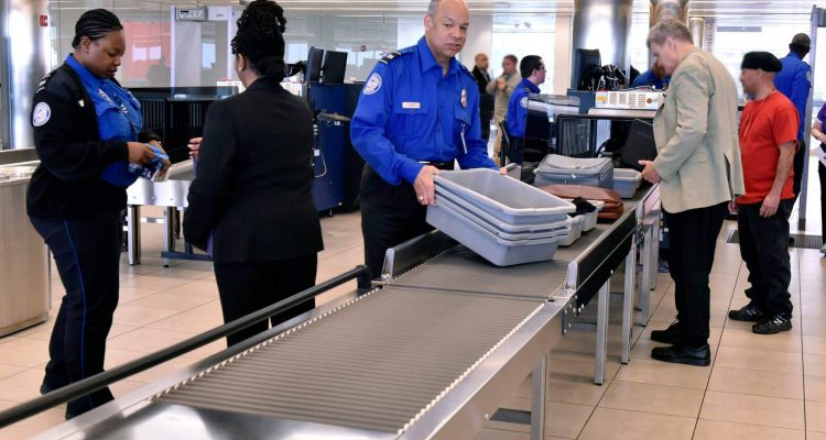 Tsa Agents Working Without Pay Due To Us Government Shutdown