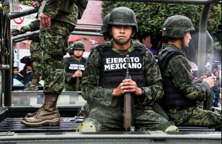 Tourists witness armed men gunning down drug gang rivals at Cancun's ...